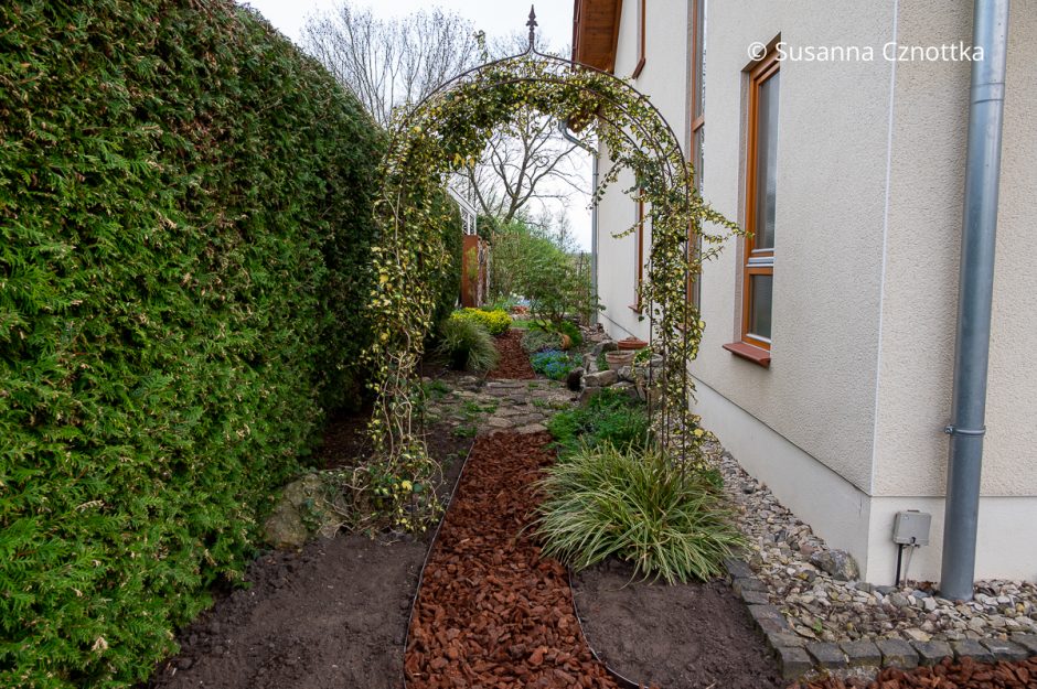 Vorher-Nachher: einen schmalen Gartenstreifen neben dem Haus gestalten ...