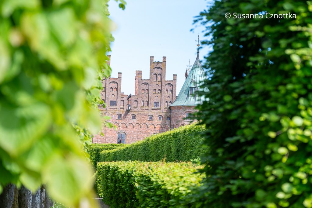 Ein Schloss mit attraktiven Gärten in Dänemark: Egeskov Slot auf Fünen ...